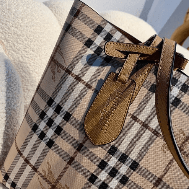 Tas Burberry Reversible Tote Leather Bag 8082 Semi Platinum (Kode ...